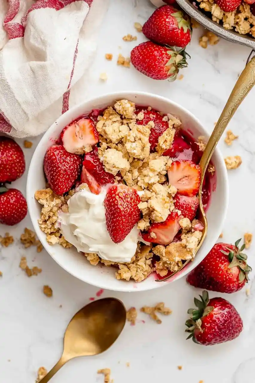 Strawberry Crisp - FoodieVista